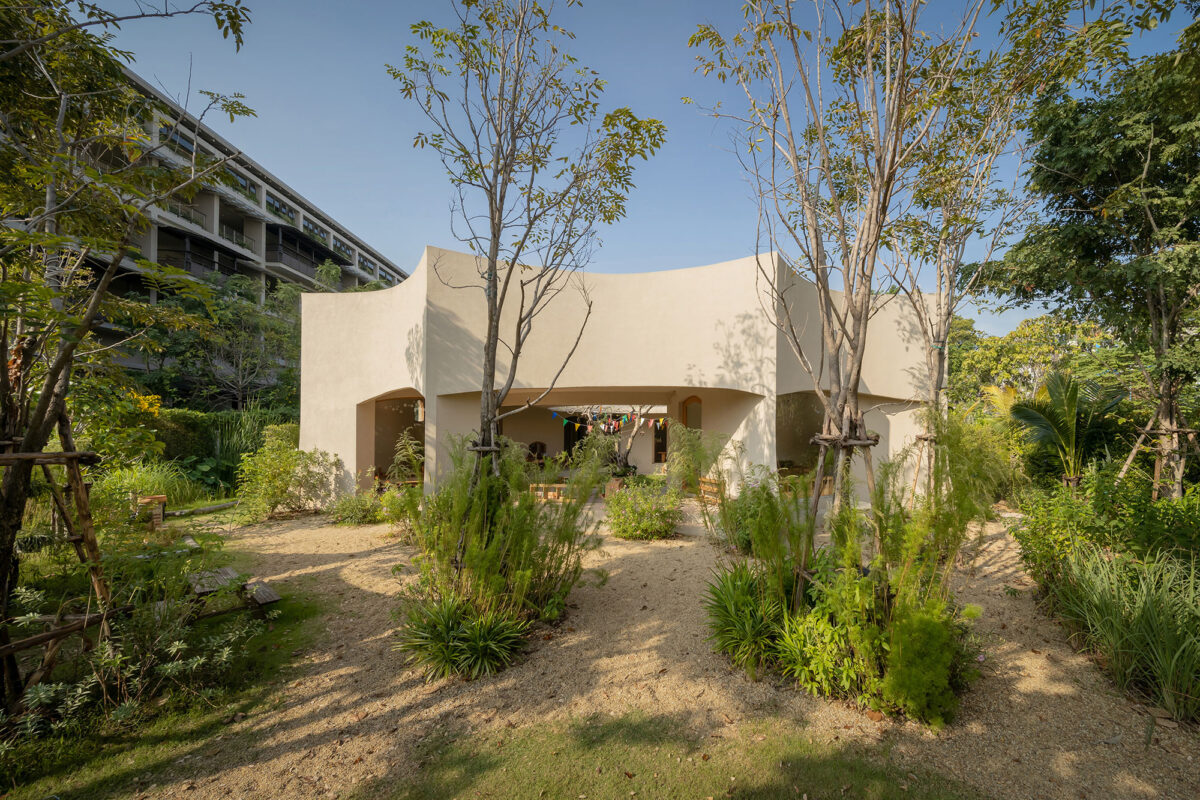 タイのバンコク郊外に建つ、絵本の世界で遊び学べるカフェと遊び場〈Little Stove & Little Stump〉NITAPROW - TECTURE MAG（テクチャーマガジン ...