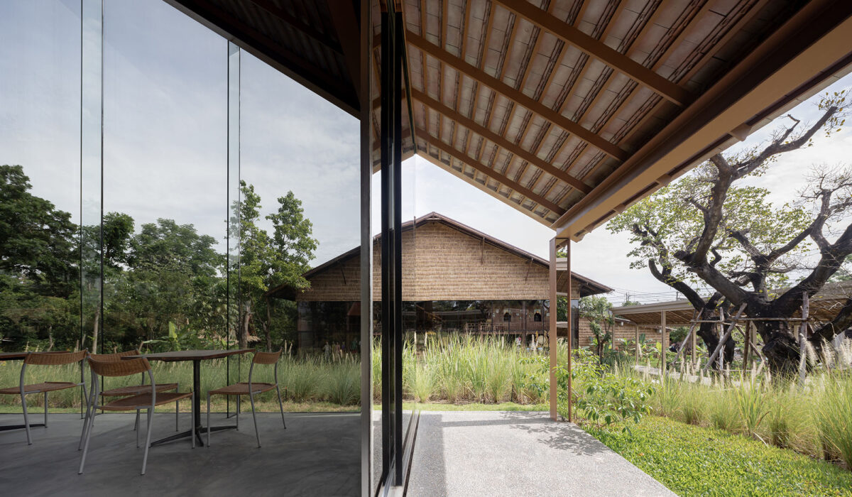 タイのオーガニックブランドの村に建つ、トレーサビリティを体現するランドマーク〈パトム・カフェ〉NITAPROW - TECTURE MAG（テクチャーマガジン） | 空間デザイン・建築メディア