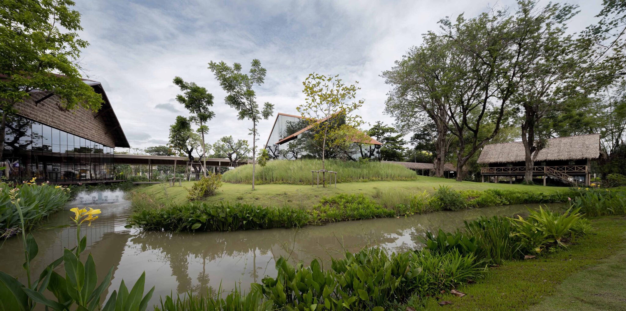 タイのオーガニックブランドの村に建つ、トレーサビリティを体現するランドマーク〈パトム・カフェ〉NITAPROW - TECTURE MAG（テクチャーマガジン） | 空間デザイン・建築メディア