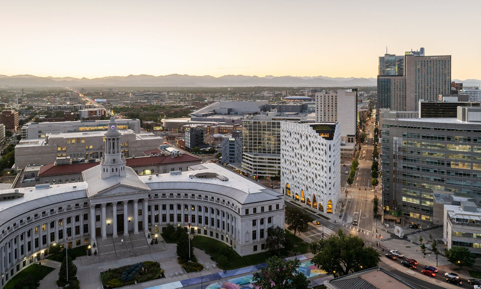 アメリカ・コロラド州の中心街に際立つポプラの木立モチーフのホテル〈Populus〉スタジオ・ギャング - TECTURE MAG（テクチャーマガジン） | 空間デザイン・建築メディア