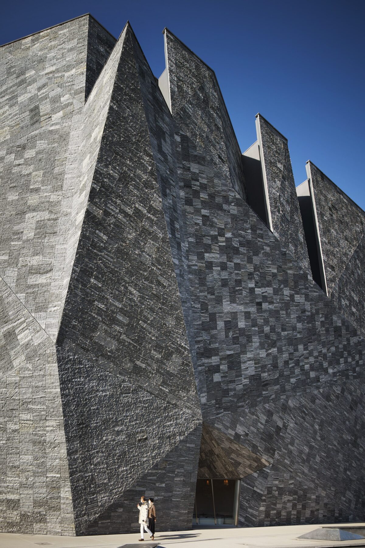 隈研吾建築都市設計事務所が設計した、所沢の台地に現れる石の建築〈角川武蔵野ミュージアム〉 - TECTURE MAG（テクチャーマガジン） | 空間デザイン・建築メディア