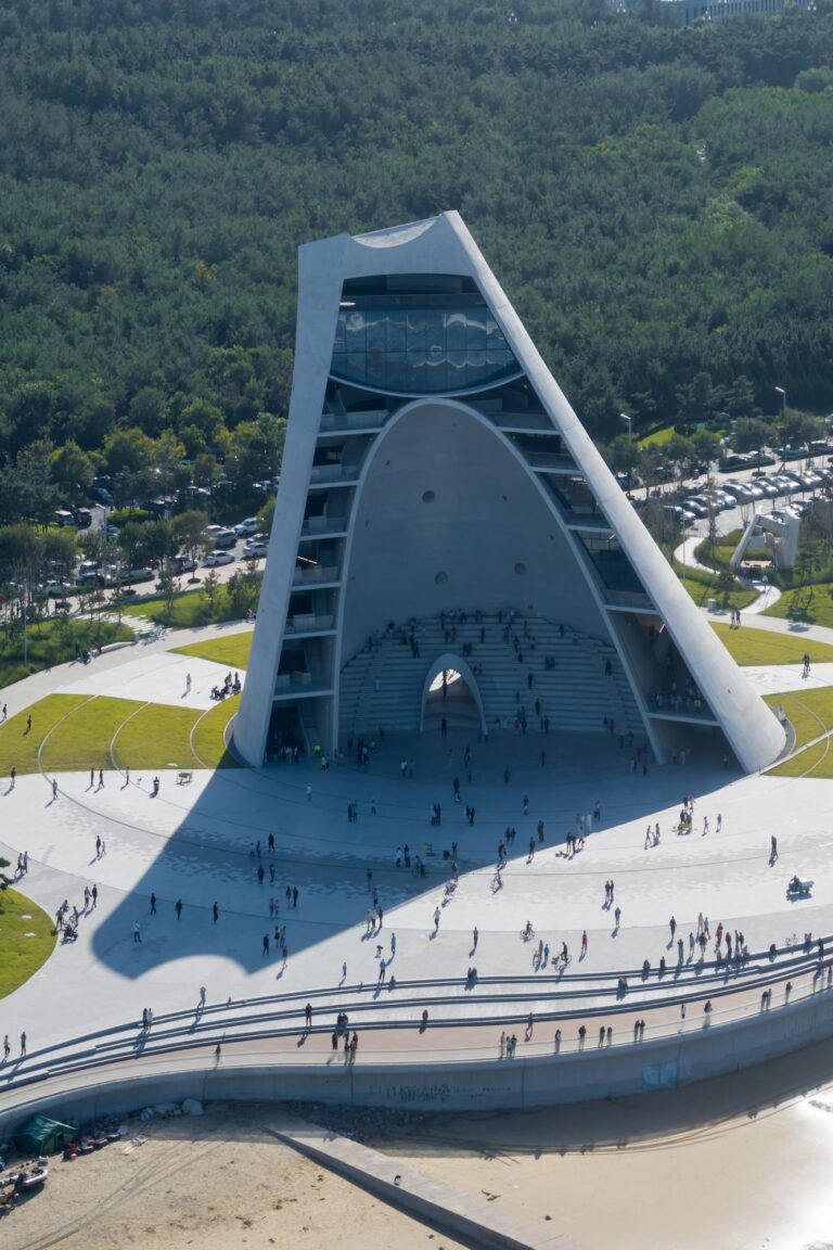 太陽の動きから生み出す彫刻的な建築〈Sun Tower〉OPENアーキテクチャ,中国 - TECTURE MAG（テクチャーマガジン） | 空間デザイン・建築メディア