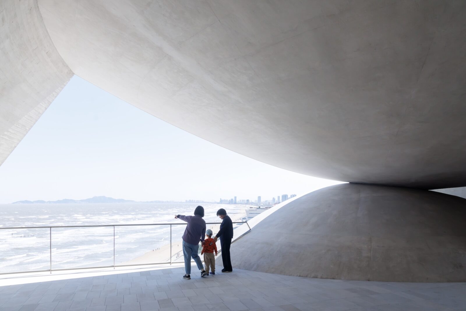 太陽の動きから生み出す彫刻的な建築〈Sun Tower〉OPENアーキテクチャ,中国 - TECTURE MAG（テクチャーマガジン） | 空間デザイン・建築メディア