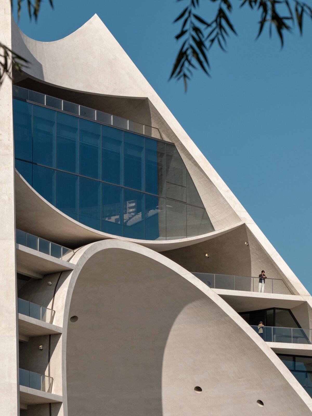 太陽の動きから生み出す彫刻的な建築〈Sun Tower〉OPENアーキテクチャ,中国 - TECTURE MAG（テクチャーマガジン） | 空間デザイン・建築メディア