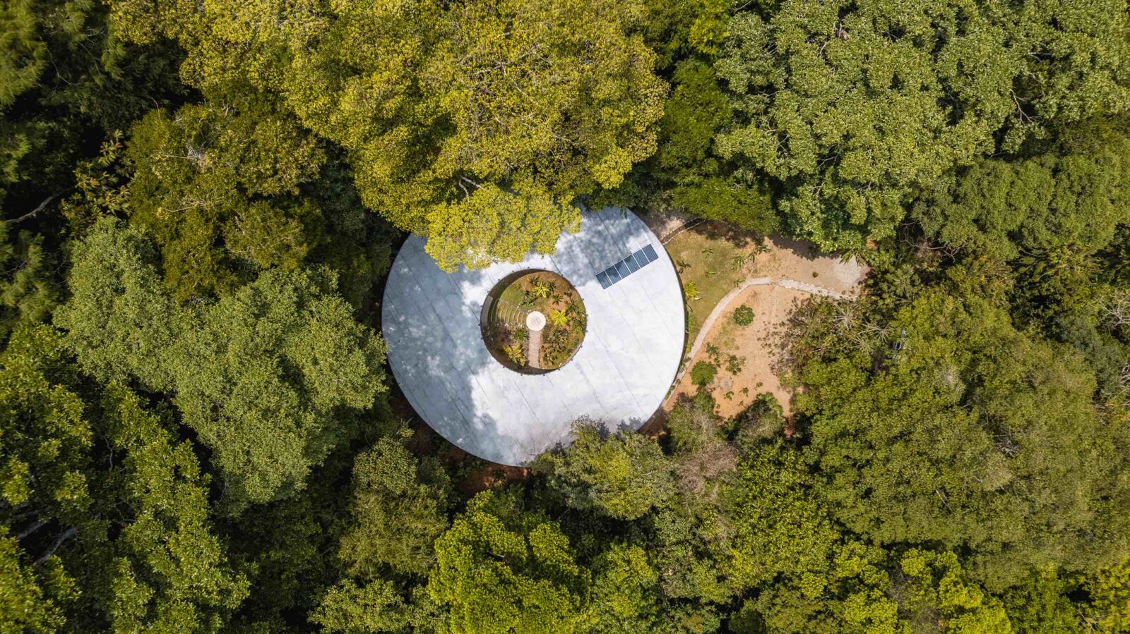 コスタリカの熱帯雨林に建つオフグリッド住宅〈シンフォニア・ヴェルデ〉Studio Saxe - TECTURE MAG（テクチャーマガジン） | 空間デザイン・建築メディア