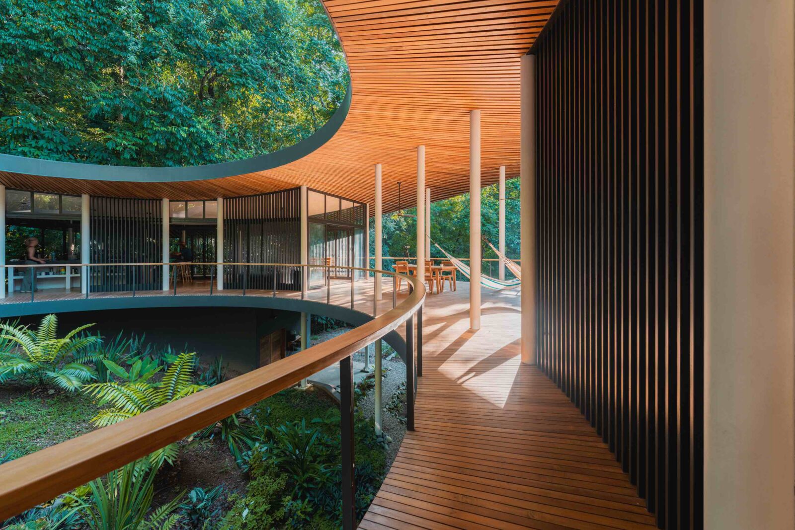 コスタリカの熱帯雨林に建つオフグリッド住宅〈シンフォニア・ヴェルデ〉Studio Saxe - TECTURE MAG（テクチャーマガジン） | 空間デザイン・建築メディア