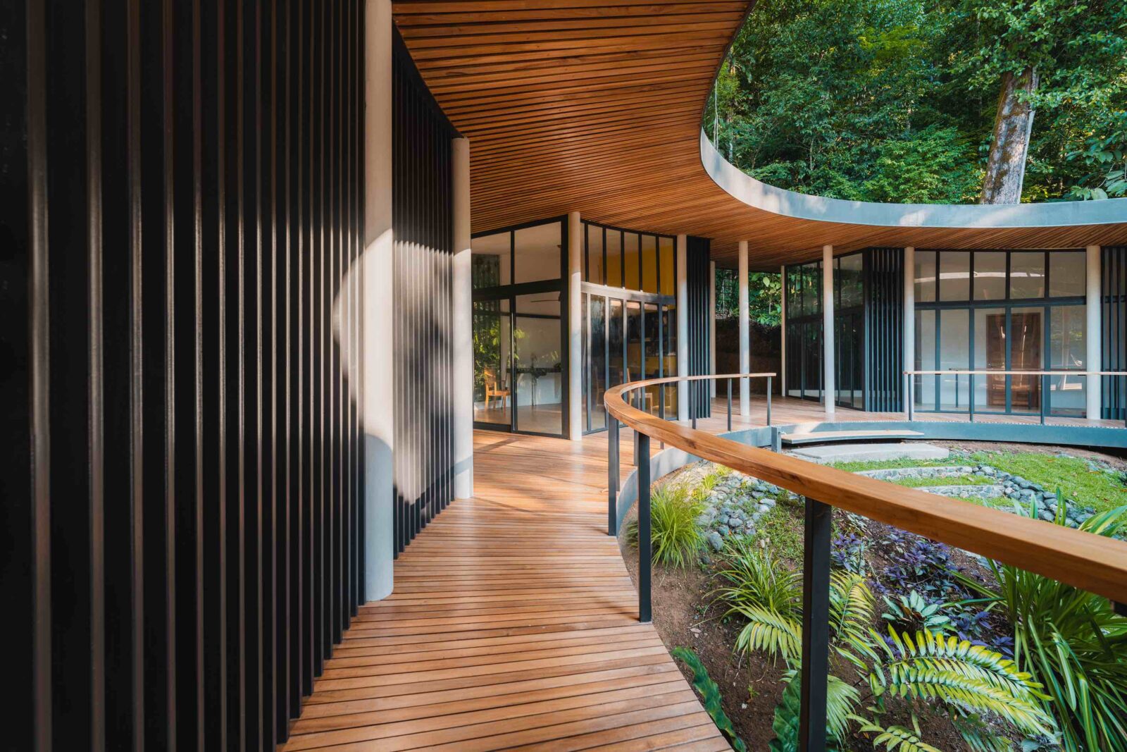 コスタリカの熱帯雨林に建つオフグリッド住宅〈シンフォニア・ヴェルデ〉Studio Saxe - TECTURE MAG（テクチャーマガジン） | 空間デザイン・建築メディア