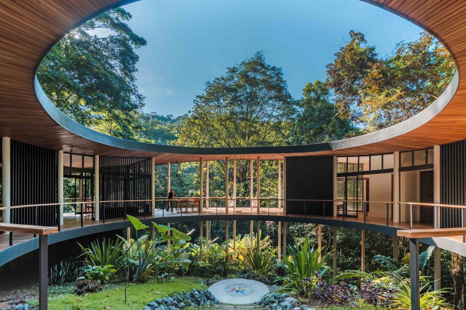 コスタリカの熱帯雨林に建つオフグリッド住宅〈シンフォニア・ヴェルデ〉Studio Saxe - TECTURE MAG（テクチャーマガジン） | 空間デザイン・建築メディア