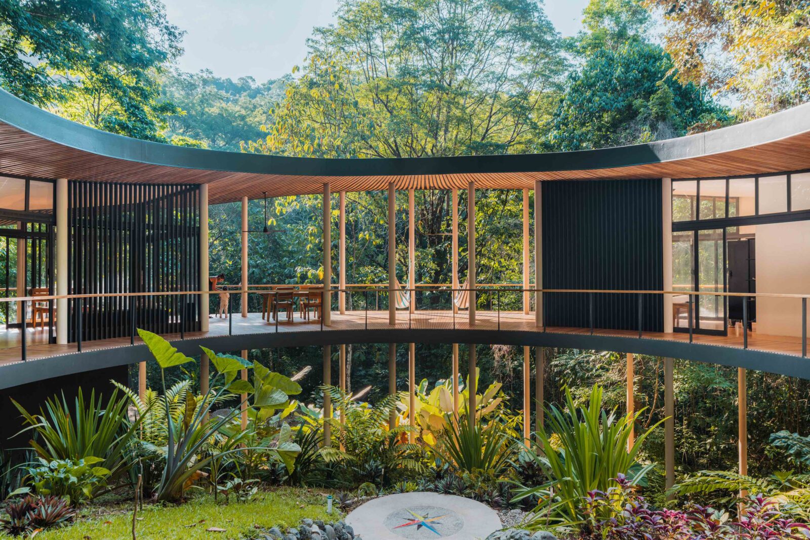 コスタリカの熱帯雨林に建つオフグリッド住宅〈シンフォニア・ヴェルデ〉Studio Saxe - TECTURE MAG（テクチャーマガジン） | 空間デザイン・建築メディア