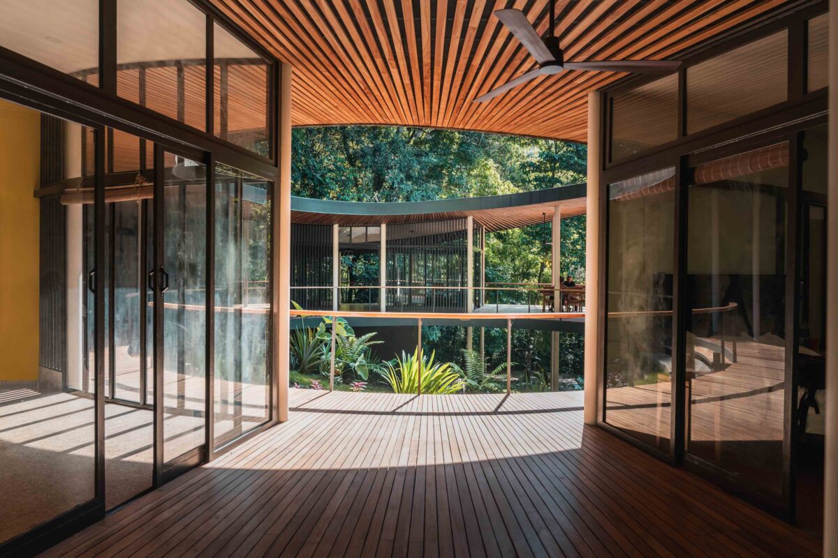 コスタリカの熱帯雨林に建つオフグリッド住宅〈シンフォニア・ヴェルデ〉Studio Saxe - TECTURE MAG（テクチャーマガジン） | 空間デザイン・建築メディア