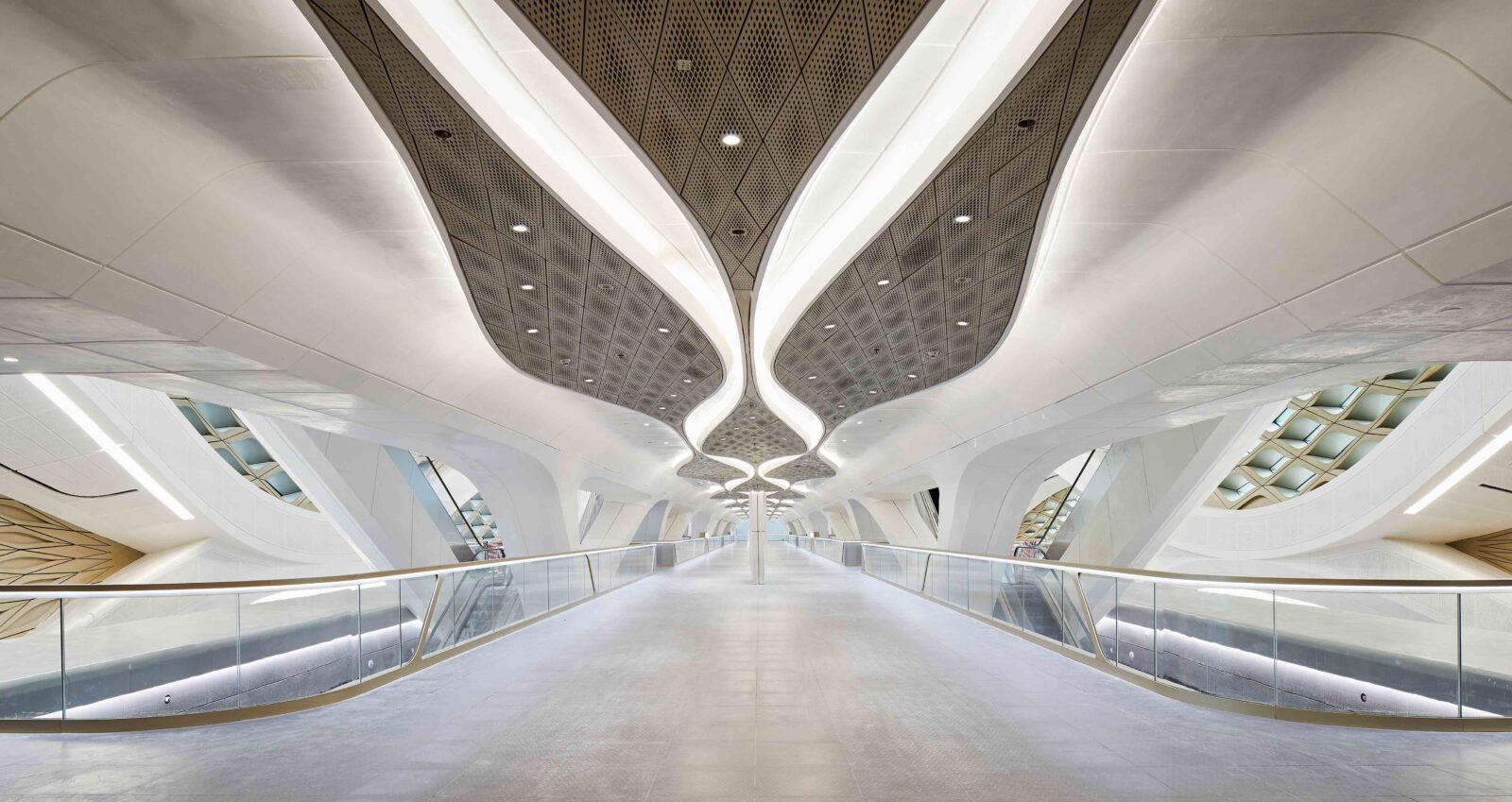 ザハの幾何学美が紡ぐ、サウジアラビア首都の接続性を極めた交通ハブ〈KAFDメトロ駅〉King Abdullah Financial District Metro Station ...