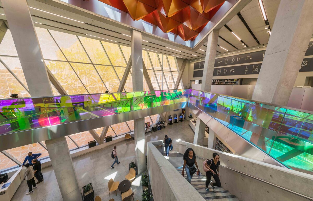 スノヘッタとアーティストとのコラボによりニューヨークに誕生した〈ファー・ロッカウェー図書館〉アメリカ - TECTURE MAG（テクチャーマガジン） | 空間デザイン・建築メディア