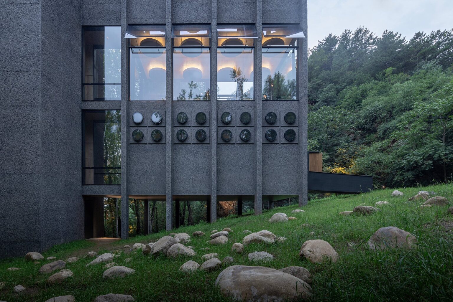 自然とのさまざまな体験を紡ぐ、中国の渓谷に設計された垂直型温泉建築〈Wulingshan Eye Stone Spring〉Vector Architects - TECTURE MAG（テク ...