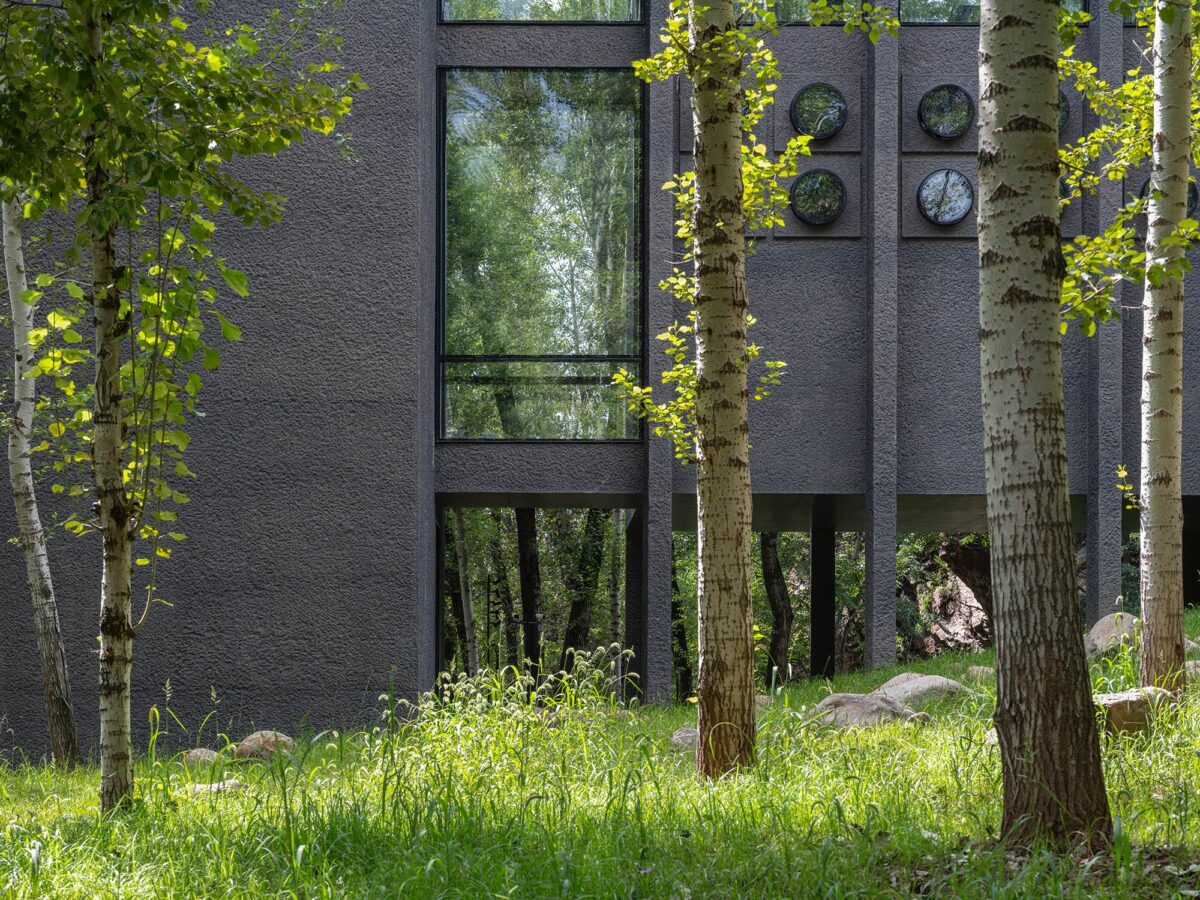 自然とのさまざまな体験を紡ぐ、中国の渓谷に設計された垂直型温泉建築〈Wulingshan Eye Stone Spring〉Vector Architects - TECTURE MAG（テク ...