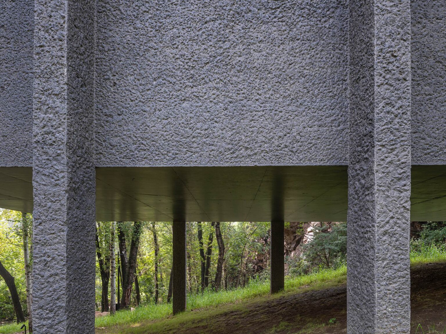 自然とのさまざまな体験を紡ぐ、中国の渓谷に設計された垂直型温泉建築〈Wulingshan Eye Stone Spring〉Vector Architects - TECTURE MAG（テク ...