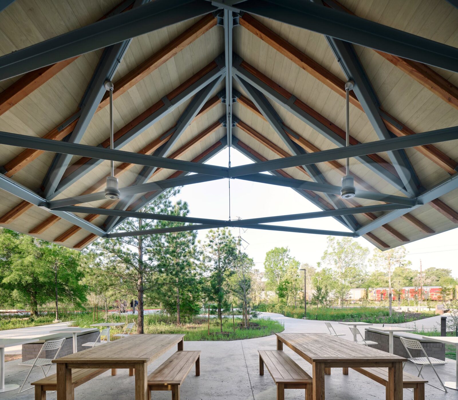 10mのキャンチレバーが招く公園の中のカフェ〈ランニング・トレイル・センター・カフェ〉シャウム・アーキテクツ、アメリカ - TECTURE MAG（テクチャーマガジン） | 空間デザイン・建築メディア