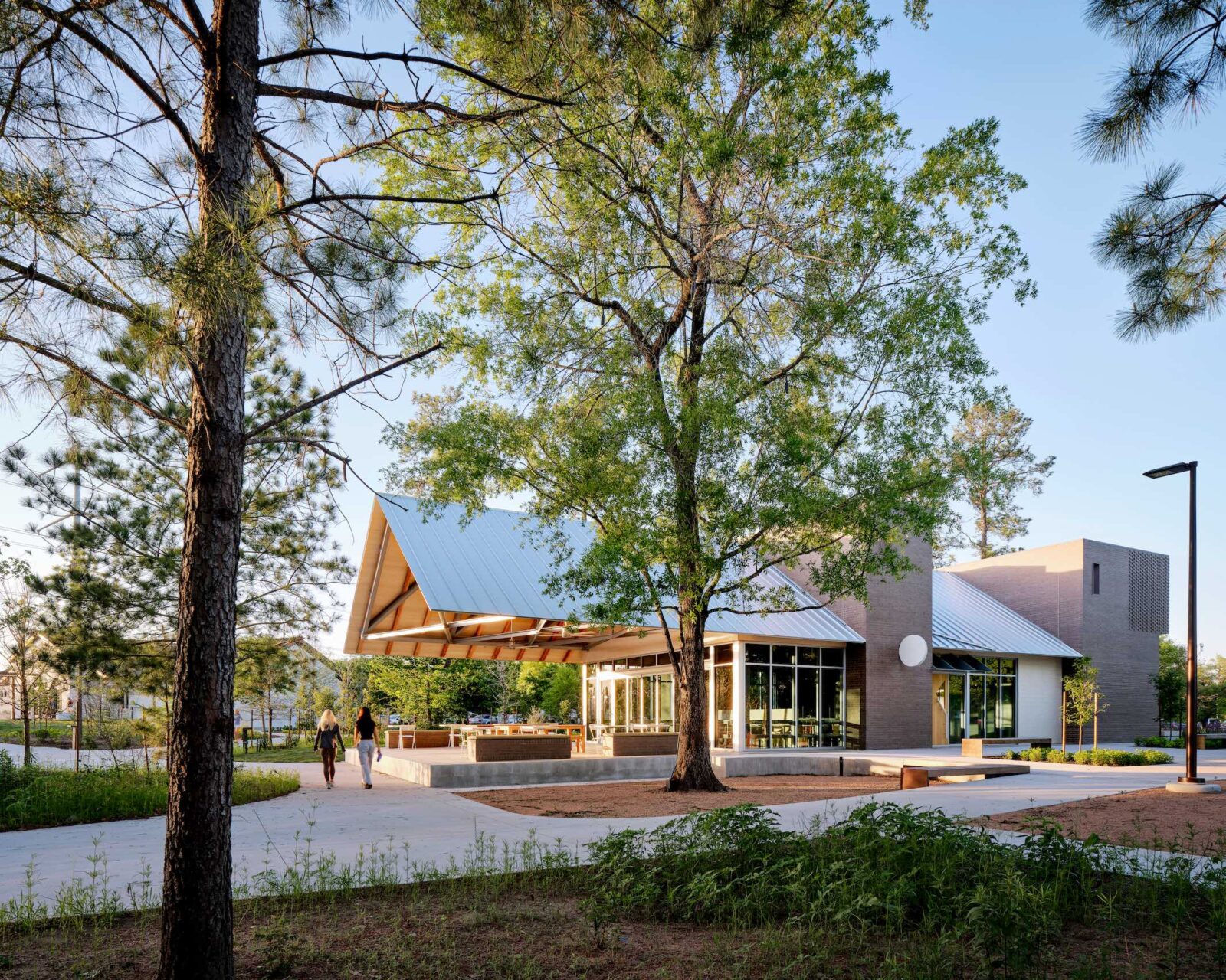 10mのキャンチレバーが招く公園の中のカフェ〈ランニング・トレイル・センター・カフェ〉シャウム・アーキテクツ、アメリカ - TECTURE MAG（テクチャーマガジン） | 空間デザイン・建築メディア