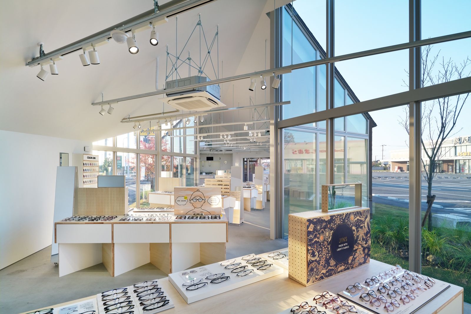 JINS かわじまインター店 / 髙濱史子建築設計事務所 / +ft+ - TECTURE MAG（テクチャーマガジン） | 空間デザイン・建築メディア