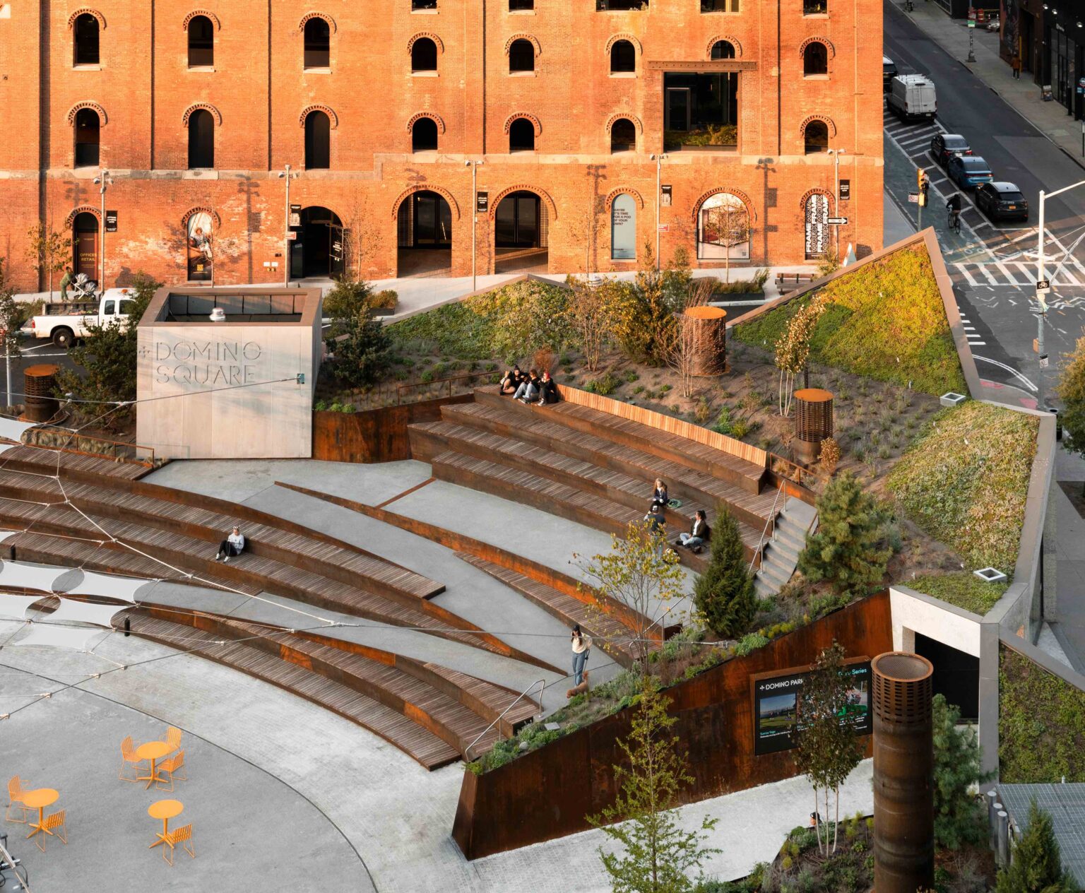 ニューヨークの工場跡地を再生し地域と融合する新たな市民空間〈ドミノ・スクエア〉Studio Cadena、Field Operations、アメリカ - TECTURE MAG（テクチャー ...