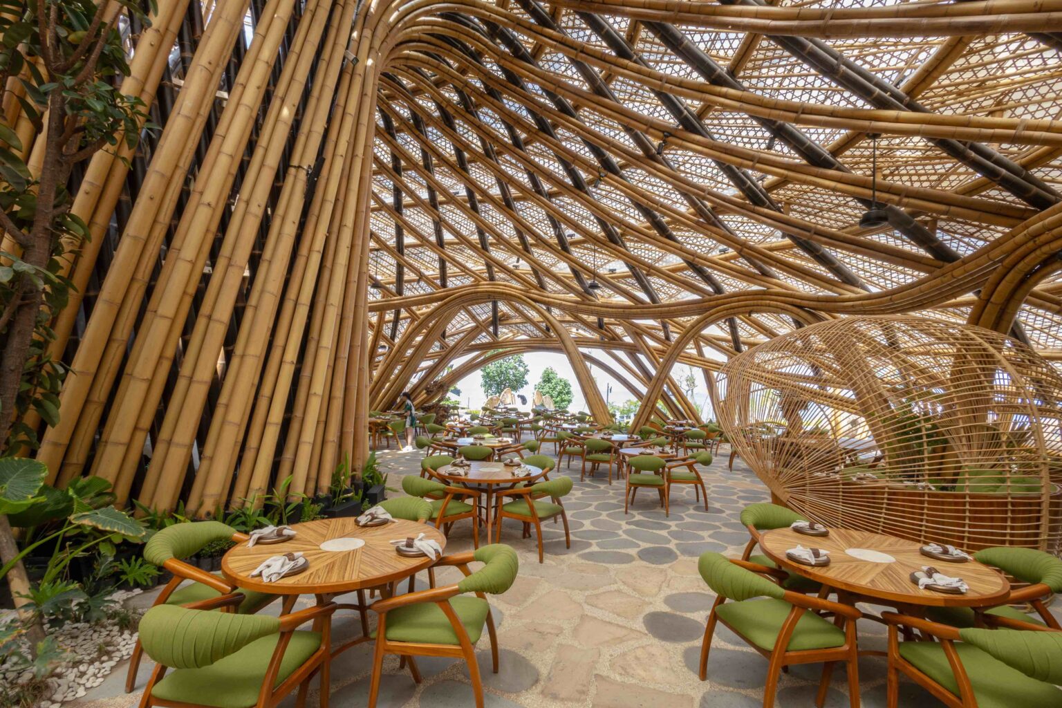 竹で編まれた建築群がつくる、バリ島の新たな目的地〈ルナ・ビーチ・クラブ〉インスパイラル・アーキテクチャ・アンド・デザイン・スタジオ、インドネシア - TECTURE MAG（テクチャーマガジン ...