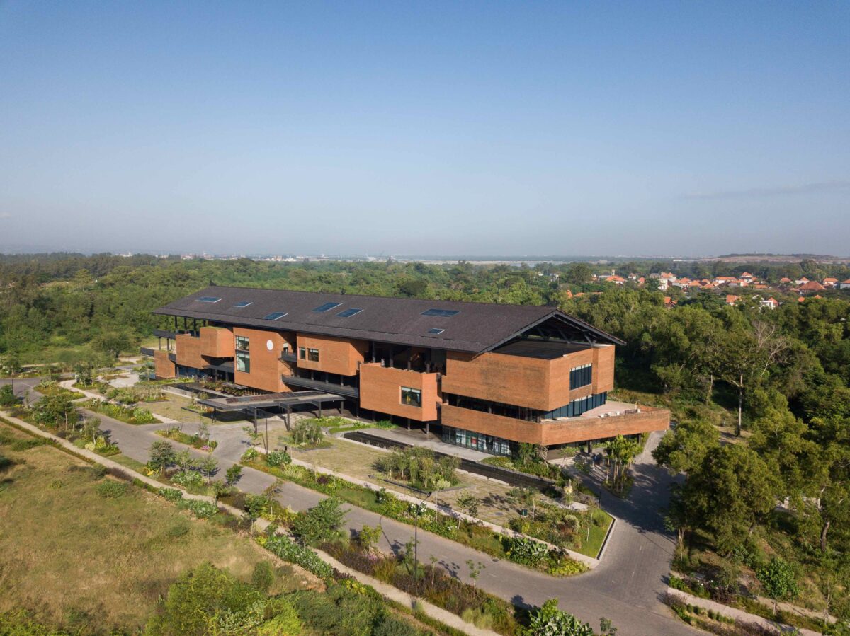 斜めに交差する軸が生み出すユニークな複合施設〈United-in-Diversity Campus〉ウィリス・クスマ・アーキテクツ、インドネシア - TECTURE MAG（テクチャーマガジン ...