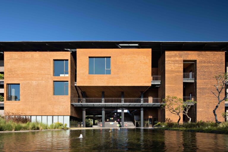 斜めに交差する軸が生み出すユニークな複合施設〈United-in-Diversity Campus〉ウィリス・クスマ・アーキテクツ、インドネシア - TECTURE MAG（テクチャーマガジン ...