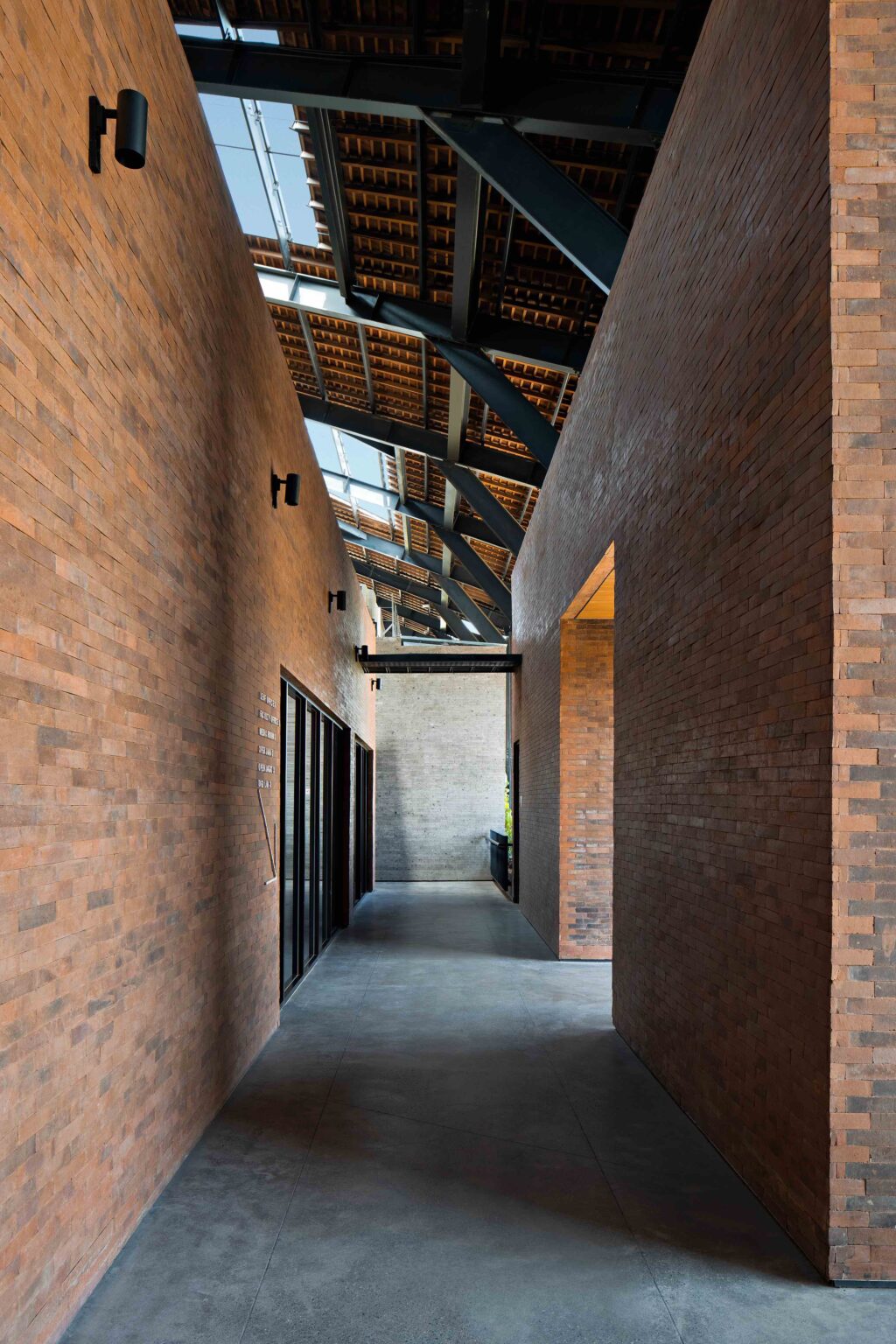 斜めに交差する軸が生み出すユニークな複合施設〈United-in-Diversity Campus〉ウィリス・クスマ・アーキテクツ、インドネシア - TECTURE MAG（テクチャーマガジン ...