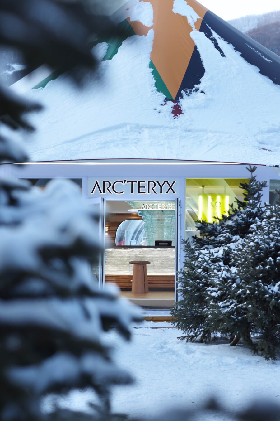 雪山を彩る古着をアップサイクルしたテント建築〈ReBIRD™サービスセンター〉ARC’TERYX、STILL YOUNG、中国 - TECTURE MAG（テクチャーマガジン） | 空間 ...