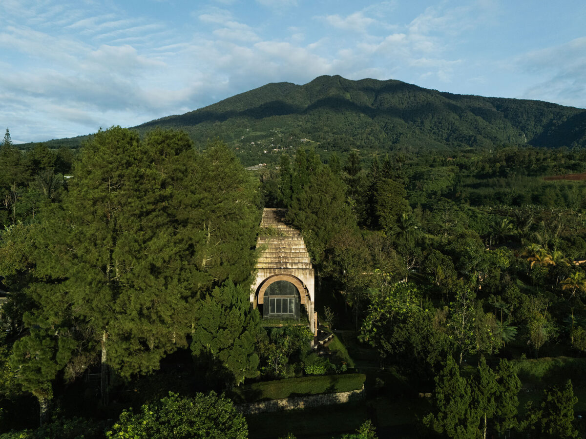 アーチ壁のトンネルが畏敬の念を生み出す神聖な空間〈サンクチュアリ・トンネル・ガーデン〉インドネシア、RAD+ar - TECTURE MAG（テクチャーマガジン） | 空間デザイン・建築メディア