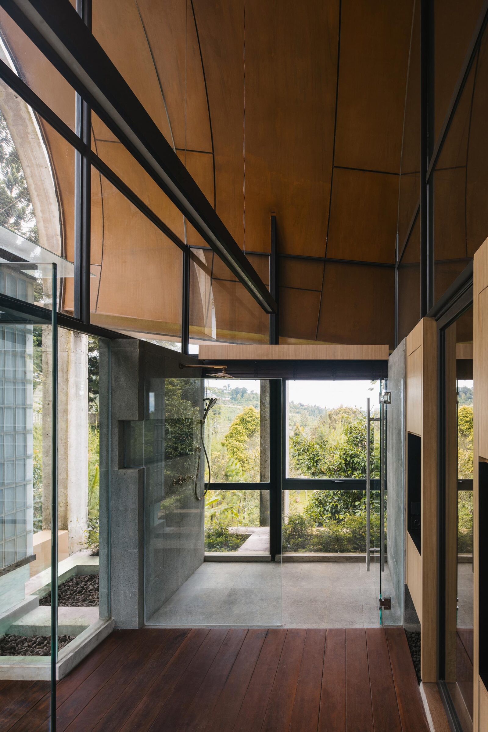 アーチ壁のトンネルが畏敬の念を生み出す神聖な空間〈サンクチュアリ・トンネル・ガーデン〉インドネシア、RAD+ar - TECTURE MAG（テクチャーマガジン） | 空間デザイン・建築メディア