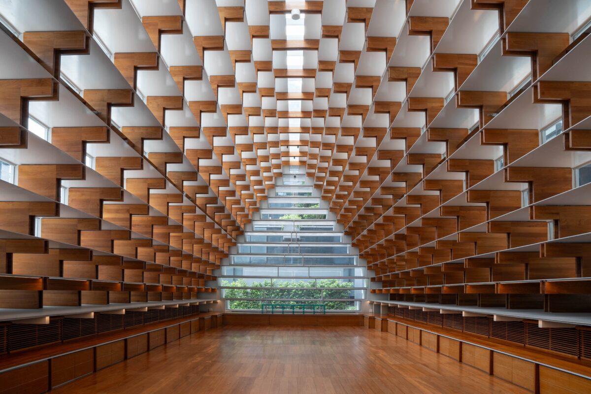 オフィスビルの屋上に建てられた、ガラスと木の瞑想センター〈ガラスパビリオン〉M Space、タイ - TECTURE MAG（テクチャーマガジン） | 空間デザイン・建築メディア