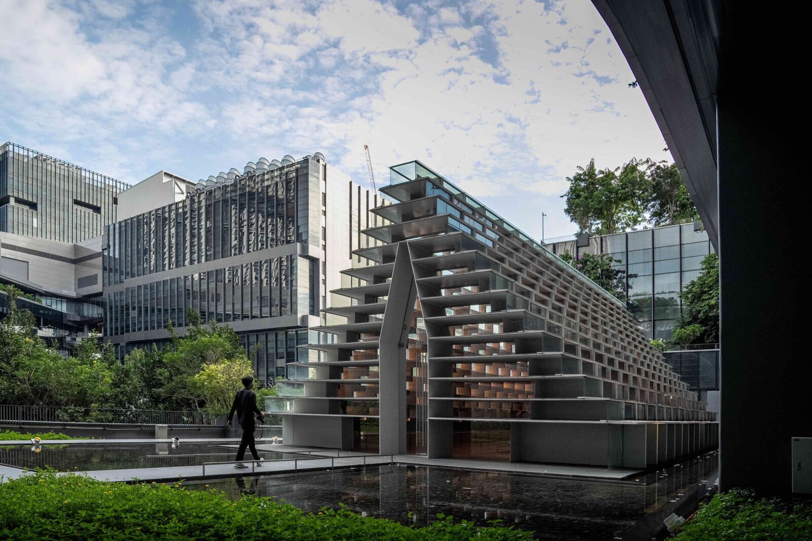 オフィスビルの屋上に建てられた、ガラスと木の瞑想センター〈ガラスパビリオン〉M Space、タイ - TECTURE MAG（テクチャーマガジン） | 空間デザイン・建築メディア