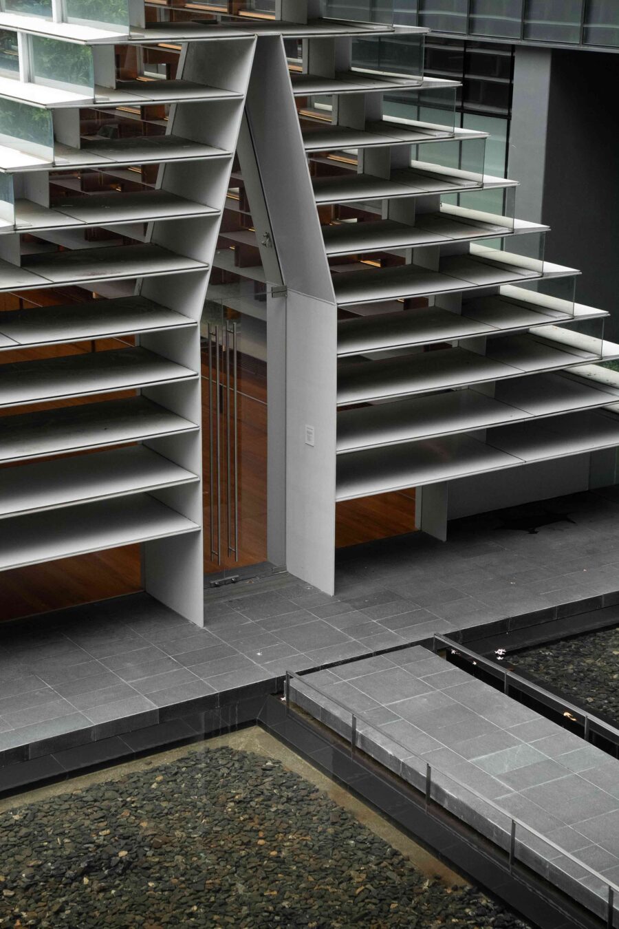 オフィスビルの屋上に建てられた、ガラスと木の瞑想センター〈ガラスパビリオン〉M Space、タイ - TECTURE MAG（テクチャーマガジン） | 空間デザイン・建築メディア