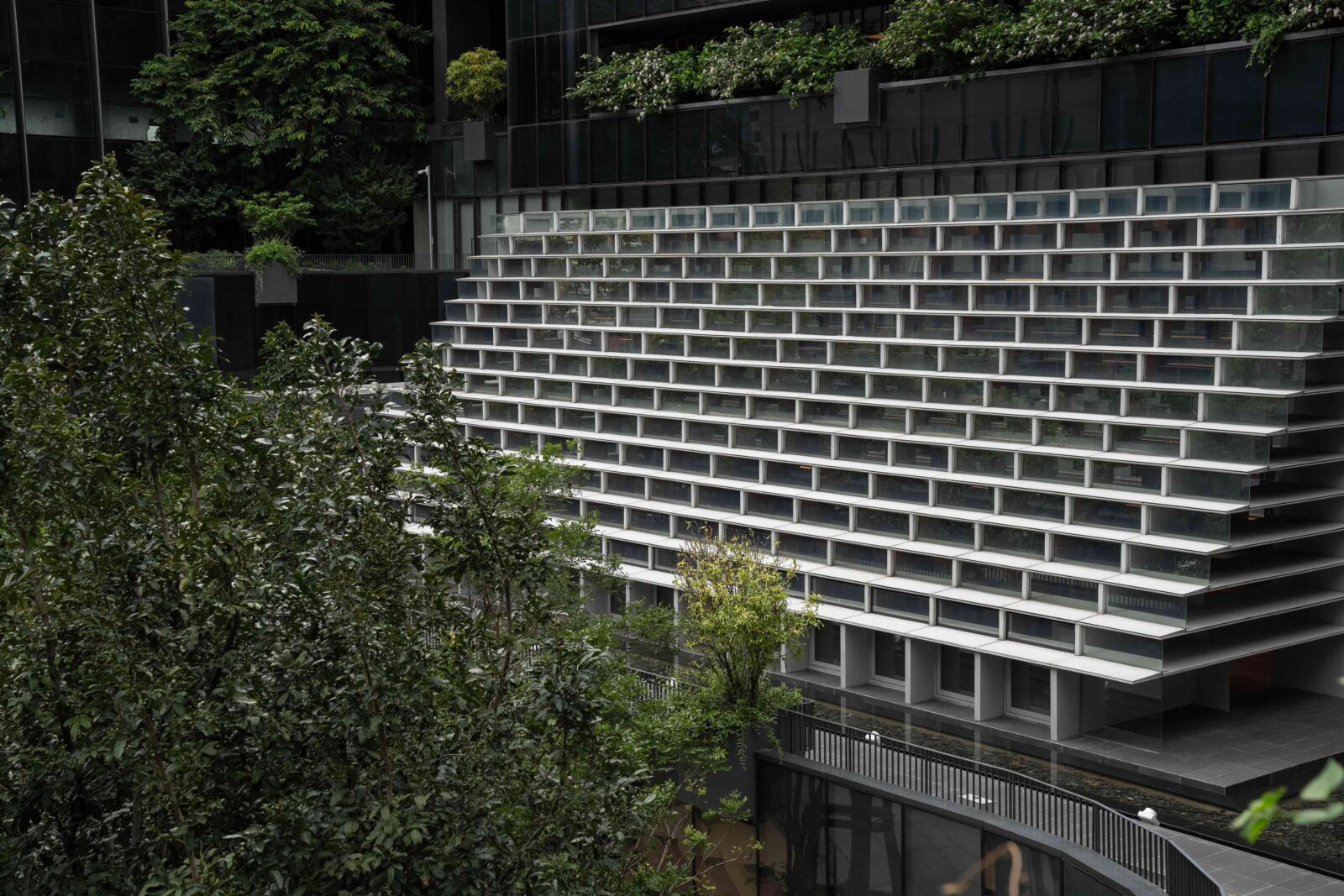 オフィスビルの屋上に建てられた、ガラスと木の瞑想センター〈ガラスパビリオン〉M Space、タイ - TECTURE MAG（テクチャーマガジン） | 空間デザイン・建築メディア