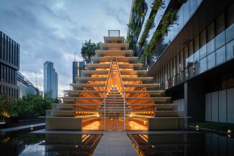 オフィスビルの屋上に建てられた、ガラスと木の瞑想センター〈ガラスパビリオン〉M Space、タイ - TECTURE MAG（テクチャーマガジン） | 空間デザイン・建築メディア