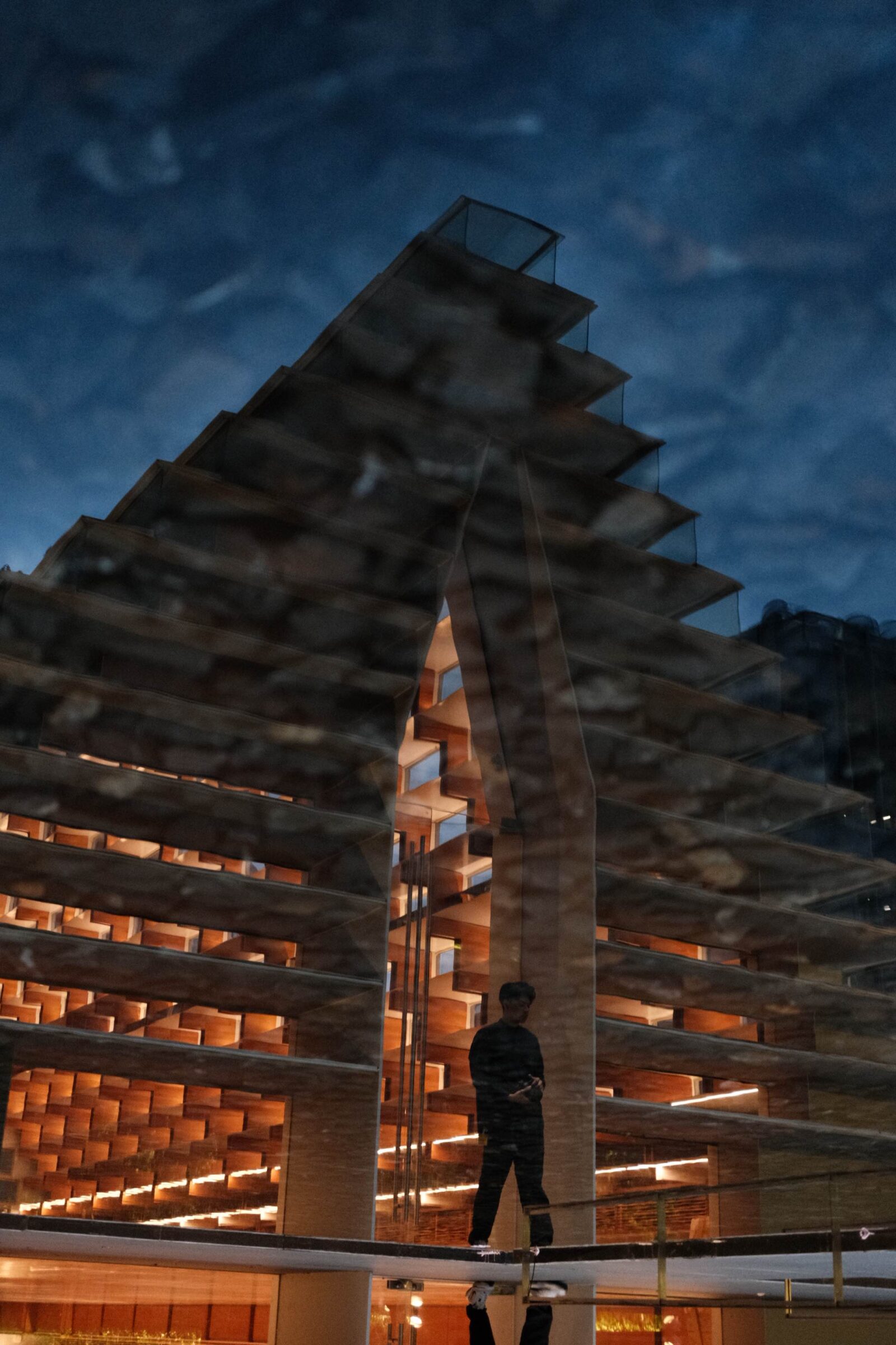 オフィスビルの屋上に建てられた、ガラスと木の瞑想センター〈ガラスパビリオン〉M Space、タイ - TECTURE MAG（テクチャーマガジン） | 空間デザイン・建築メディア