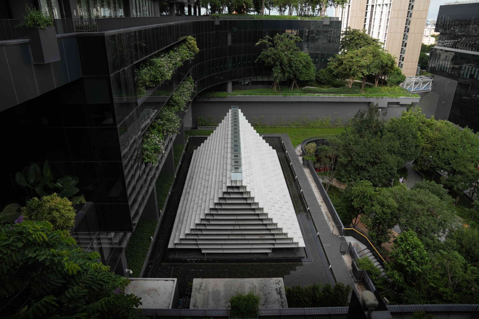 オフィスビルの屋上に建てられた、ガラスと木の瞑想センター〈ガラスパビリオン〉M Space、タイ - TECTURE MAG（テクチャーマガジン） | 空間デザイン・建築メディア