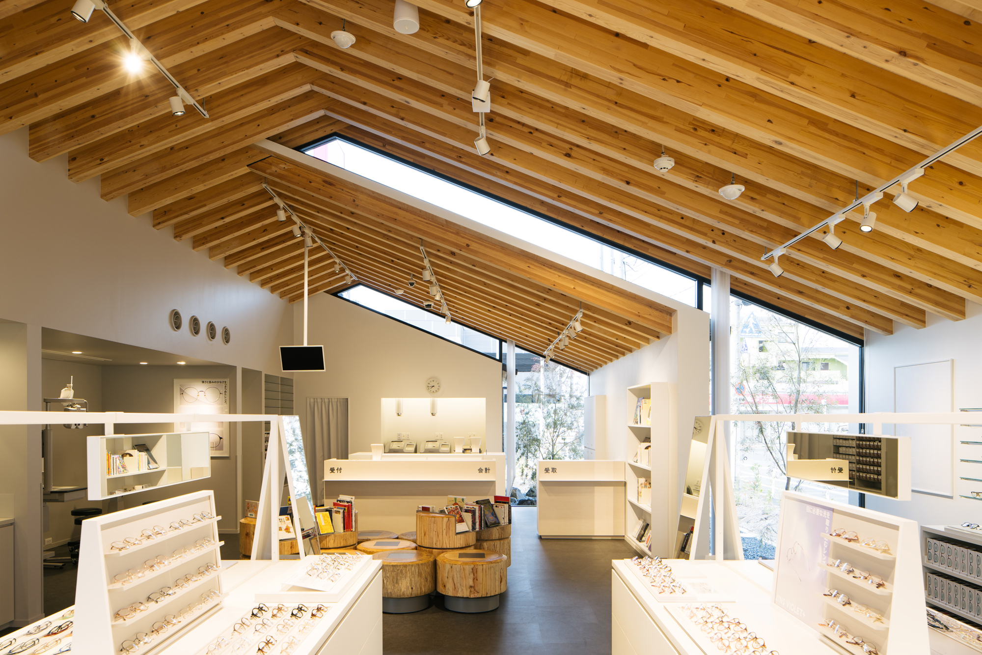 JINS そよら東岸和田店 / 平居直設計スタジオ - TECTURE MAG（テクチャーマガジン） | 空間デザイン・建築メディア