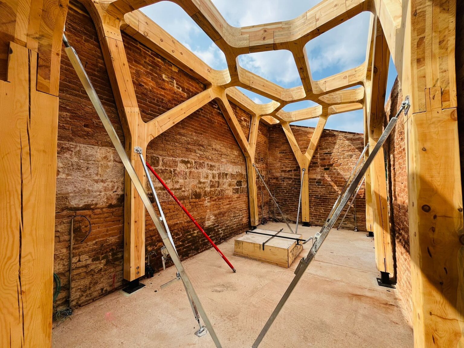 19世紀の建築にCLTとCNCで生み出す工房〈CORA〉スペイン、IAAC - TECTURE MAG（テクチャーマガジン） | 空間デザイン・建築メディア