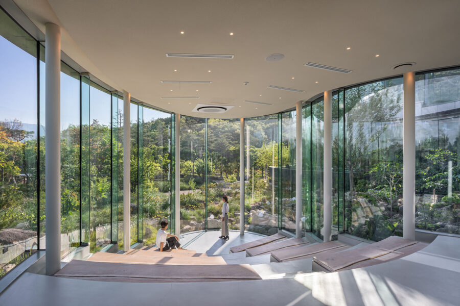 韓国の山で自然を体験する流線型のカフェ空間〈MIGIUI〉Architect-K - TECTURE MAG（テクチャーマガジン） | 空間デザイン・建築メディア