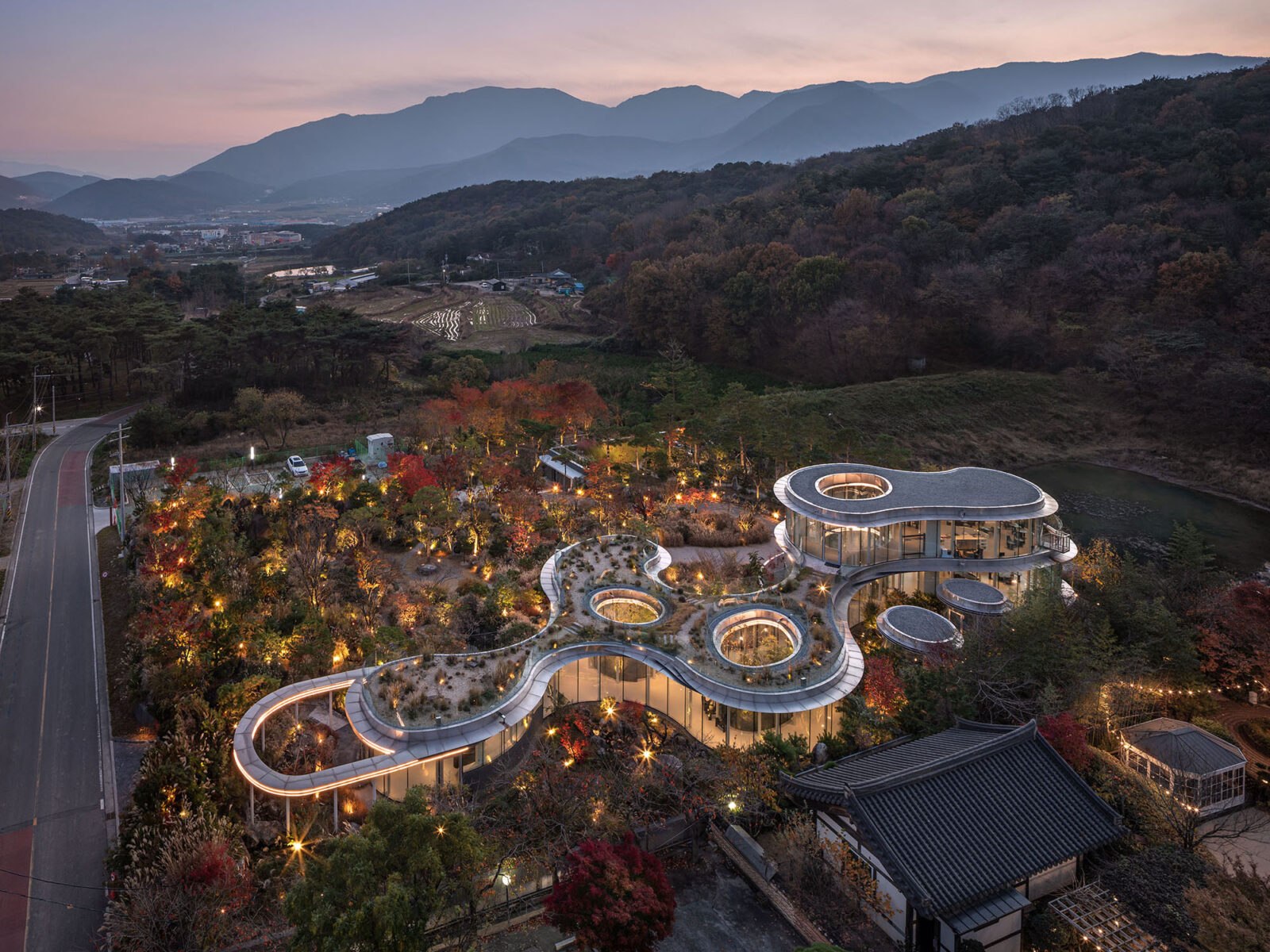 韓国の山で自然を体験する流線型のカフェ空間〈MIGIUI〉Architect-K - TECTURE MAG（テクチャーマガジン） | 空間デザイン・建築メディア