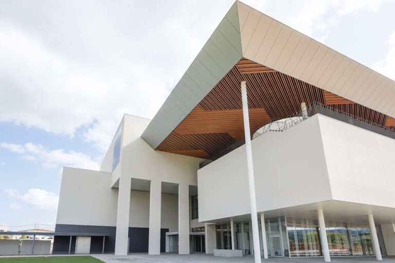 鳥取県立美術館が開館、槇総合計画事務所が意匠設計を担当した陽光あふれる開放的な空間、今後は”OPENNESS!” をテーマに運営 - TECTURE MAG（テクチャーマガジン） | 空間 ...