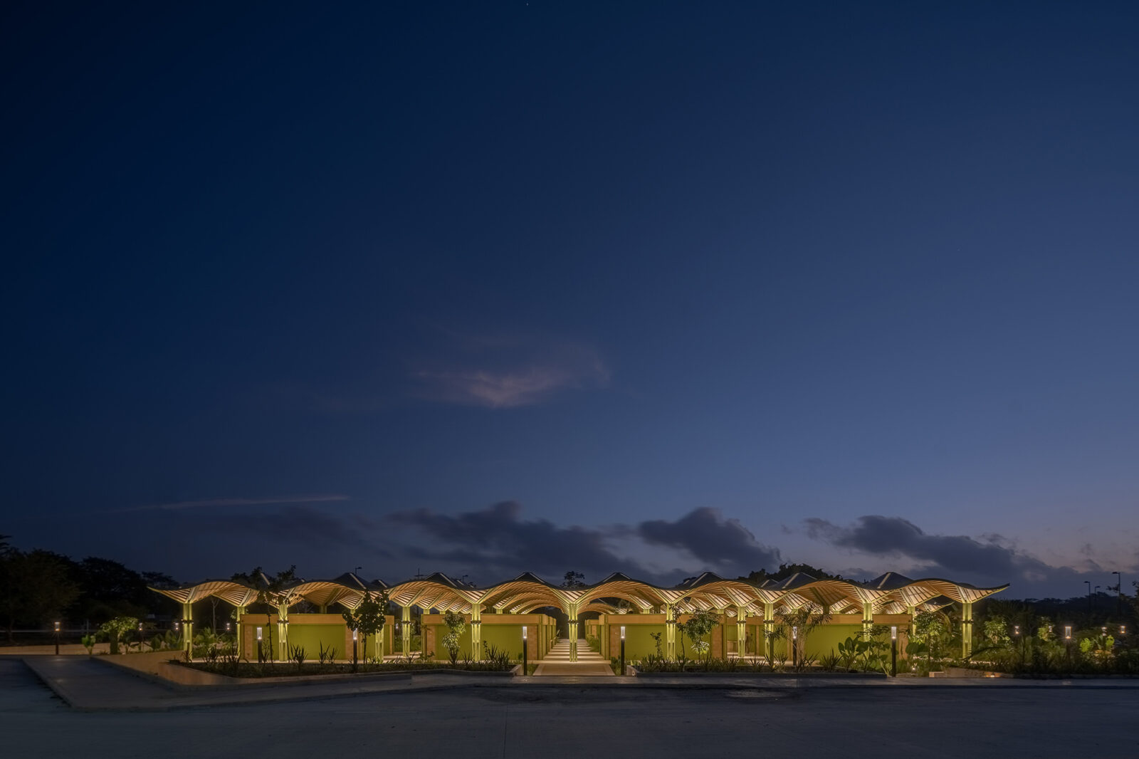 “逆さの傘”がグリッド状に連続する曲面屋根〈ニコラス・ブラボ市場〉Mercado Nicolas Bravo、メキシコ - TECTURE MAG（テクチャーマガジン） | 空間デザイン・建築メディア