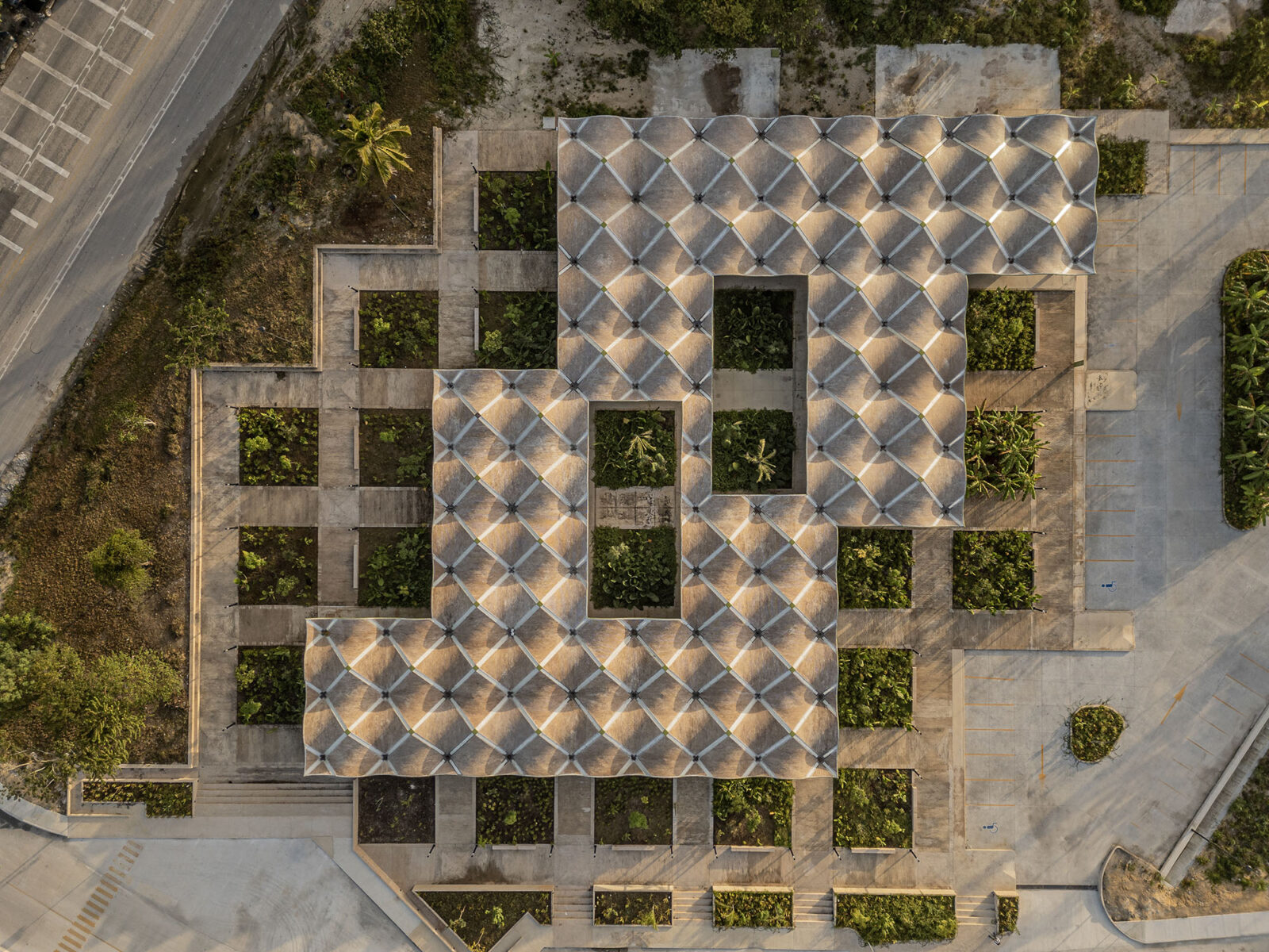 “逆さの傘”がグリッド状に連続する曲面屋根〈ニコラス・ブラボ市場〉Mercado Nicolas Bravo、メキシコ - TECTURE MAG（テクチャーマガジン） | 空間デザイン・建築メディア