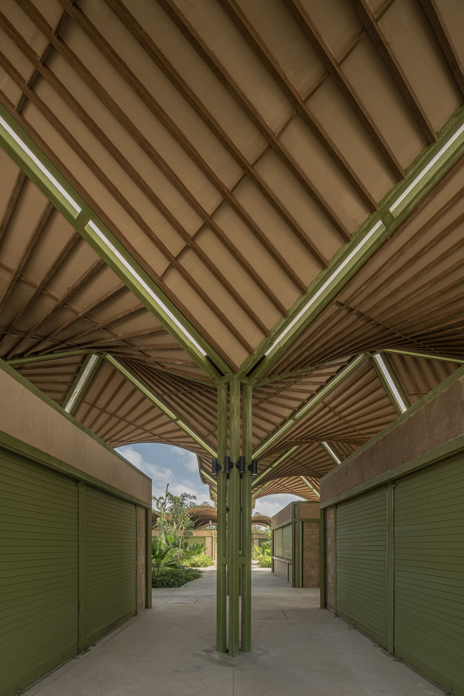 “逆さの傘”がグリッド状に連続する曲面屋根〈ニコラス・ブラボ市場〉Mercado Nicolas Bravo、メキシコ - TECTURE MAG（テクチャーマガジン） | 空間デザイン・建築メディア