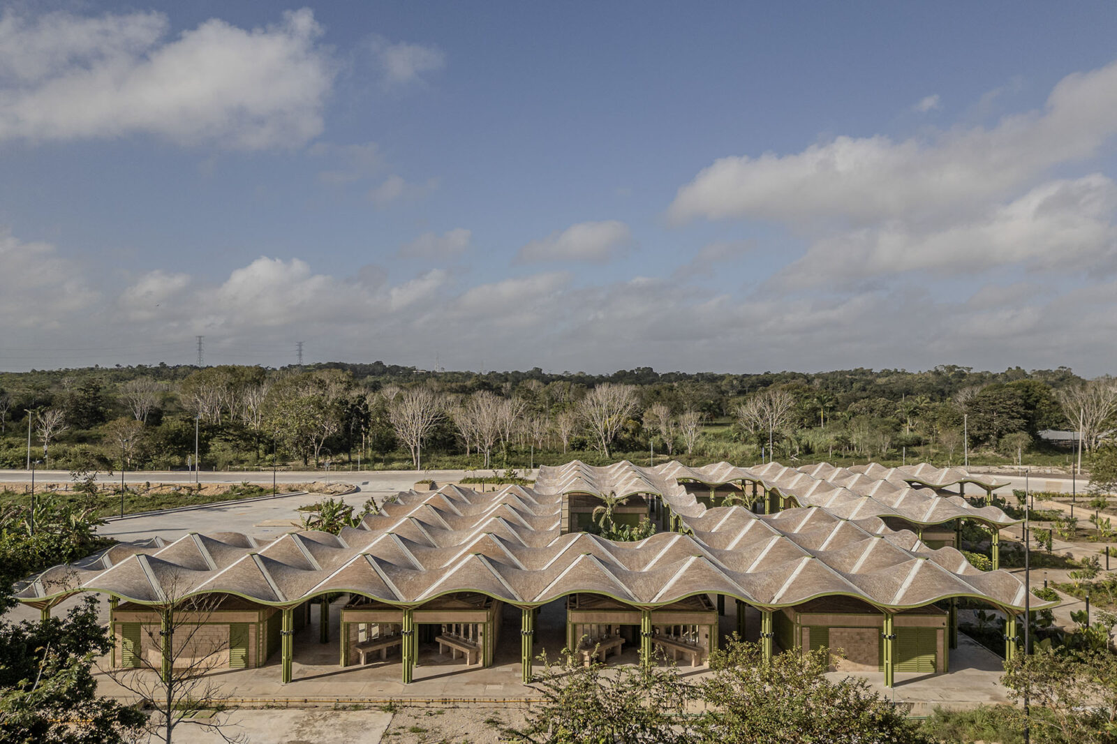 “逆さの傘”がグリッド状に連続する曲面屋根〈ニコラス・ブラボ市場〉Mercado Nicolas Bravo、メキシコ - TECTURE MAG（テクチャーマガジン） | 空間デザイン・建築メディア