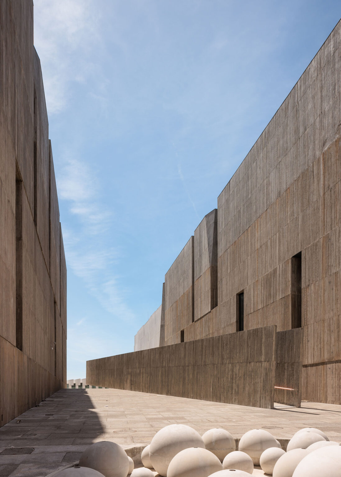 2016年にプリツカー賞を受賞したアレハンドロ・アラヴェナ最新プロジェクト〈EDP本社〉ELEMENTAL、ポルトガル - TECTURE MAG（テクチャーマガジン） | 空間デザイン・建築メディア