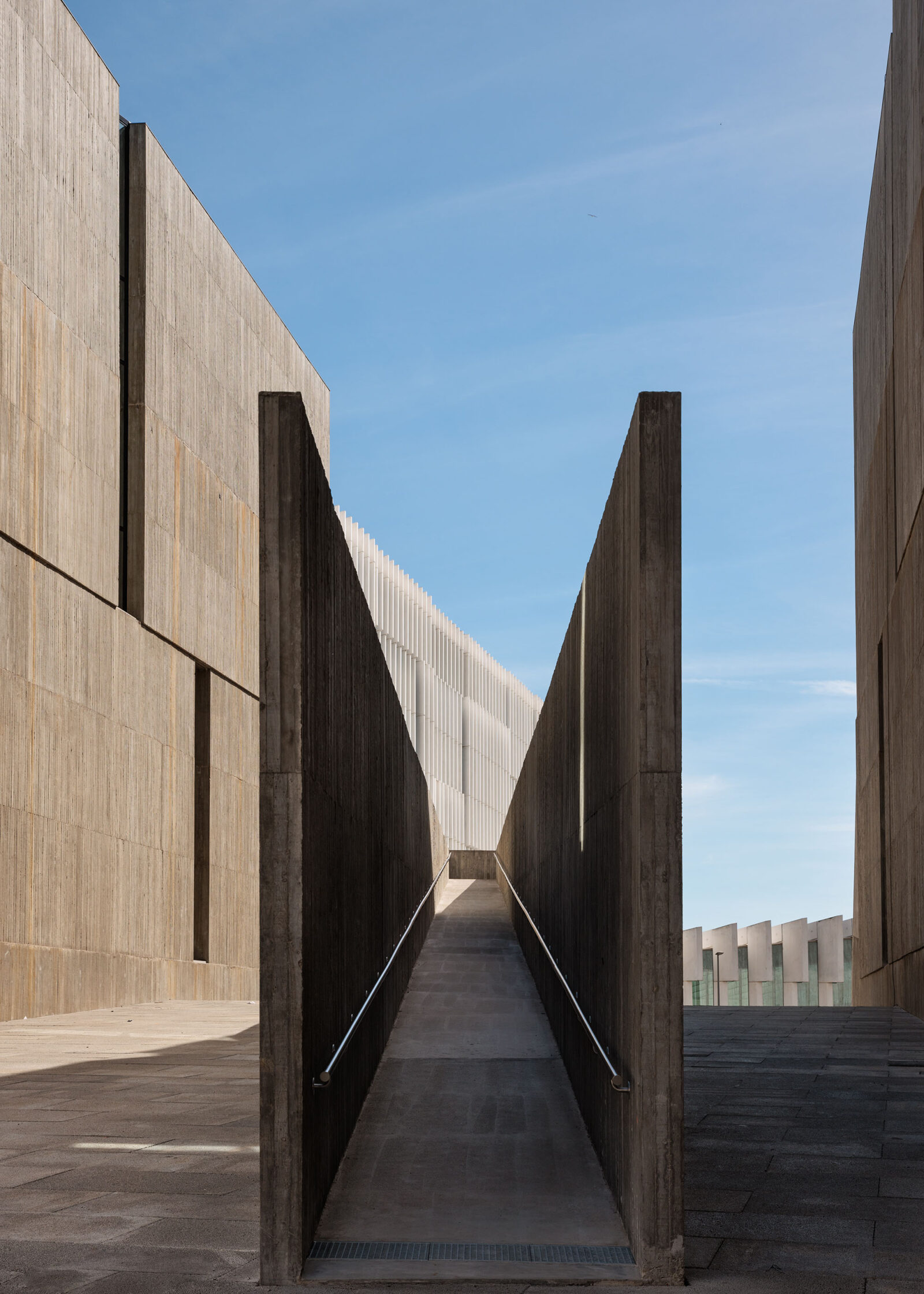 2016年にプリツカー賞を受賞したアレハンドロ・アラヴェナ最新プロジェクト〈EDP本社〉ELEMENTAL、ポルトガル - TECTURE MAG（テクチャーマガジン） | 空間デザイン・建築メディア