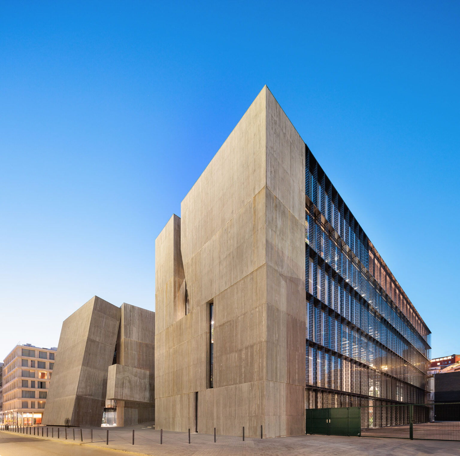 2016年にプリツカー賞を受賞したアレハンドロ・アラヴェナ最新プロジェクト〈EDP本社〉ELEMENTAL、ポルトガル - TECTURE MAG（テクチャーマガジン） | 空間デザイン・建築メディア