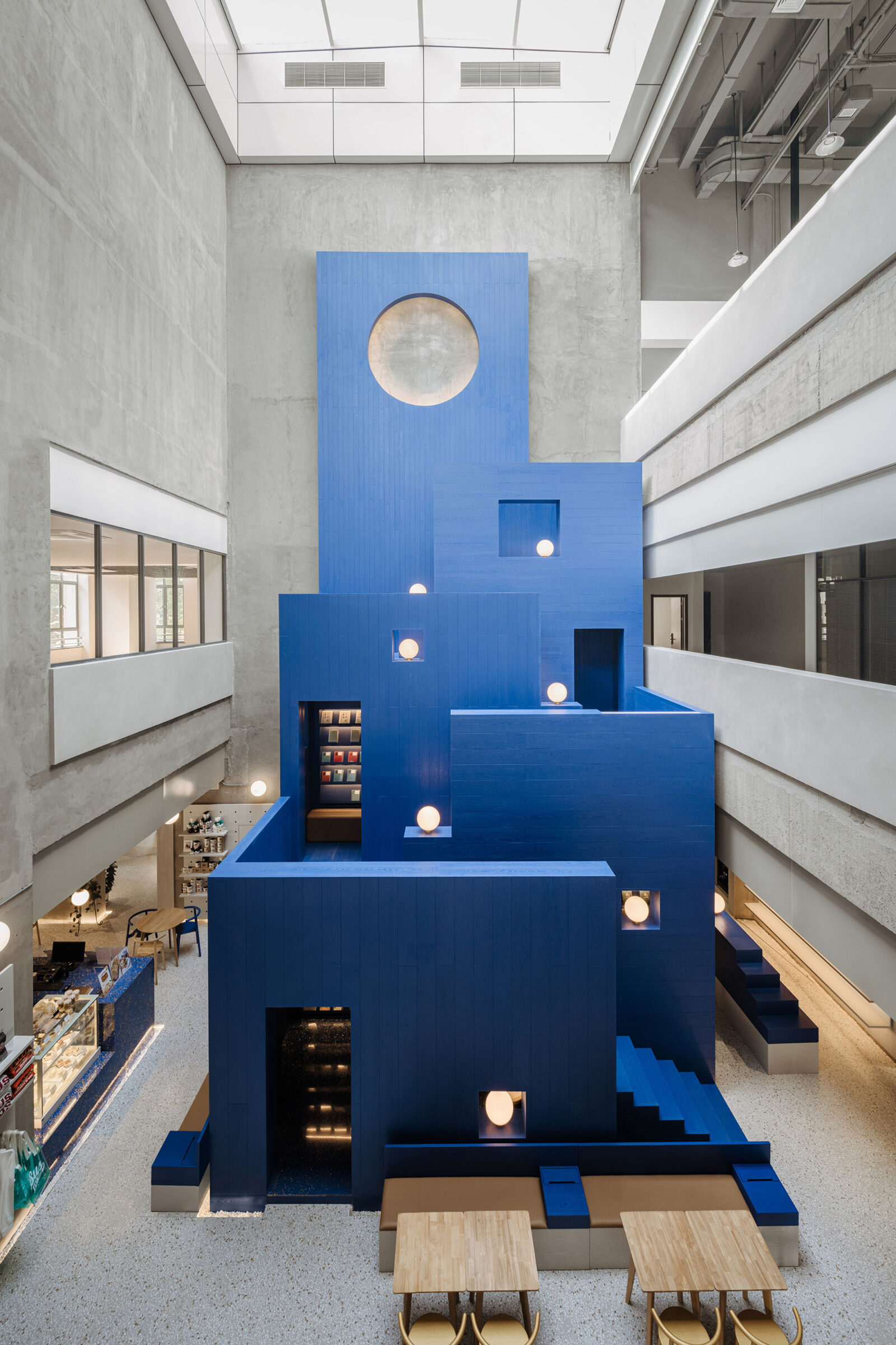 アトリウムに「本の山」がそびえ立つ、上海初のスポーツがテーマの書店〈Lvwaスポーツブックストア〉中国、Studio YUDA、Studio NOR - TECTURE MAG（テクチャー ...